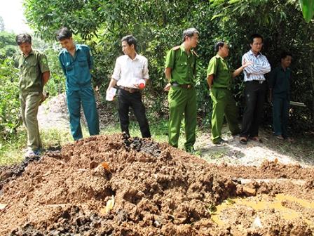 Đổ trộm gần 50 tấn bùn thải - ThienNhien.Net | Con người và Thiên nhiên